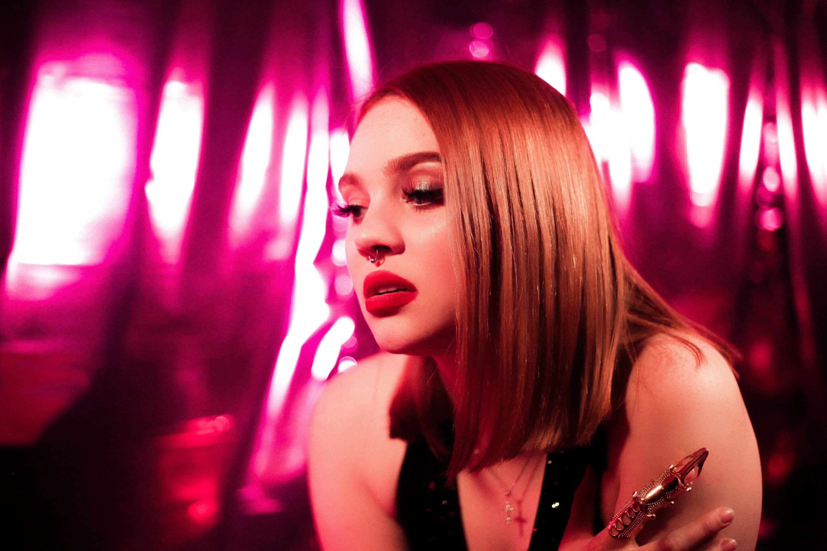 Seattle pop artist Anna Thompson Drops new single "Hot Now” | Mundane