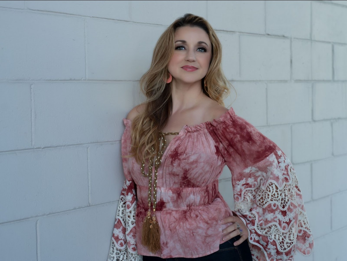 CARRIE CUNNINGHAM RELEASES SULTRY NEW SINGLE "ALL OVER ME" | Mundane