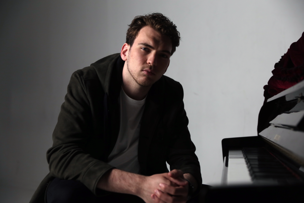 Indie-Pop Newcomer Cade Hoppe Debuts With EP ‘Tell Me How It’s Worth It ...