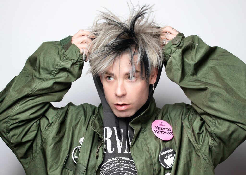 MOD SUN runs around London with fans in new video for summer banger ...