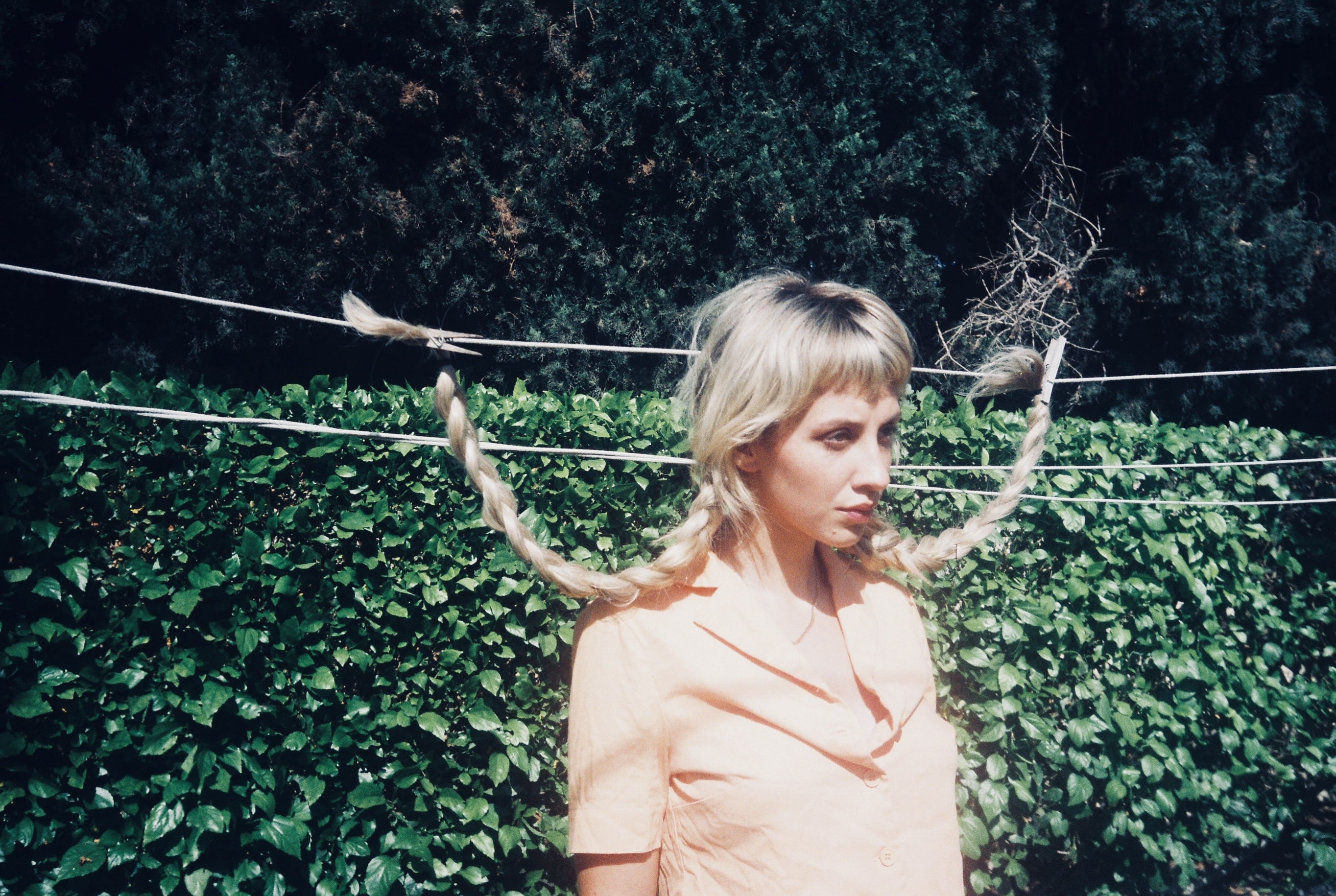 Mae Mae Shares Playful Indie-Pop Single and Music Video “Peach” | Mundane