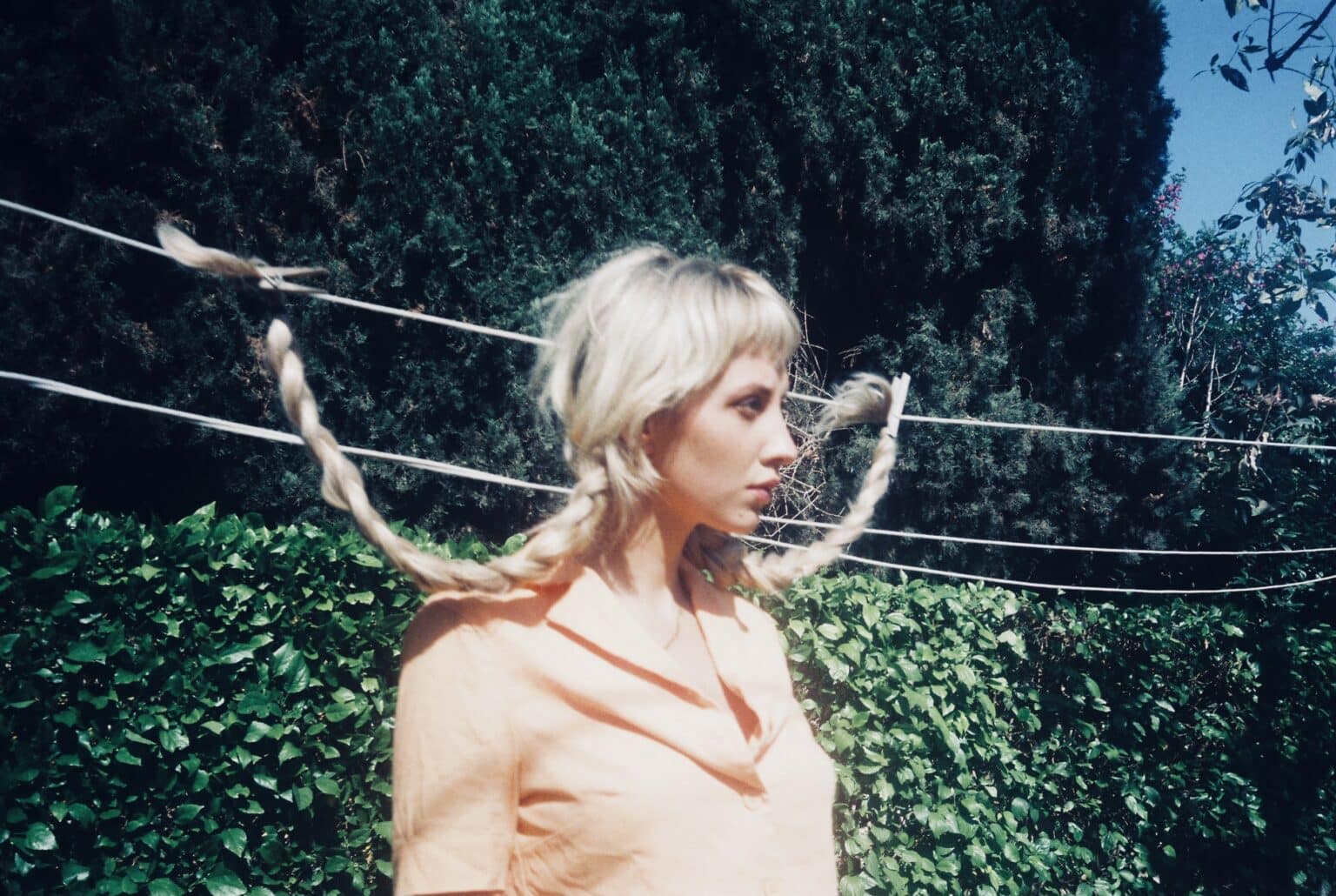 Mae Mae Shares Playful Indie-Pop Single and Music Video “Peach” | Mundane