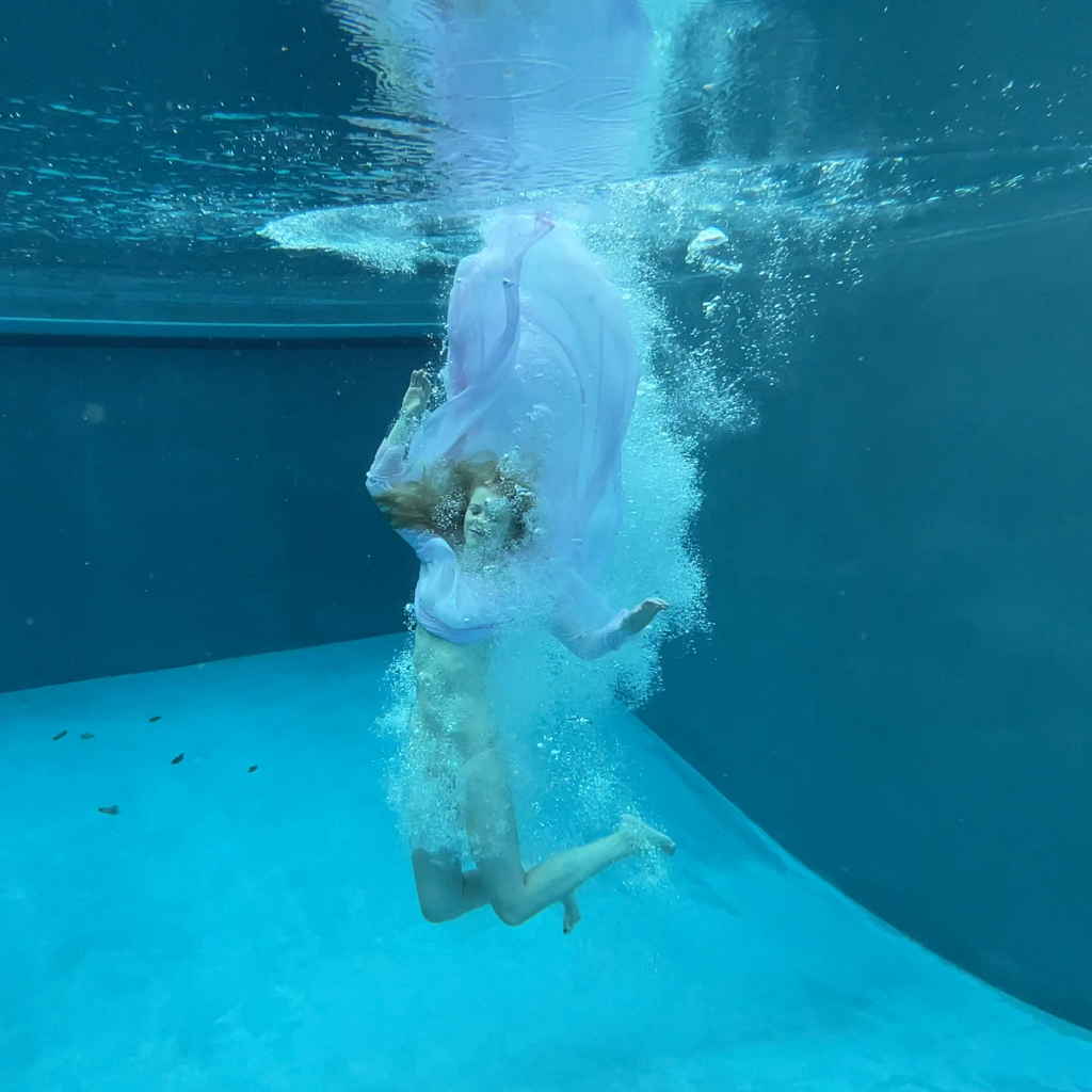 MEREKI LIVES IN THE HERE AND NOW IN DREAMLIKE WITH NEW SINGLE ‘Presence’ | Mundane