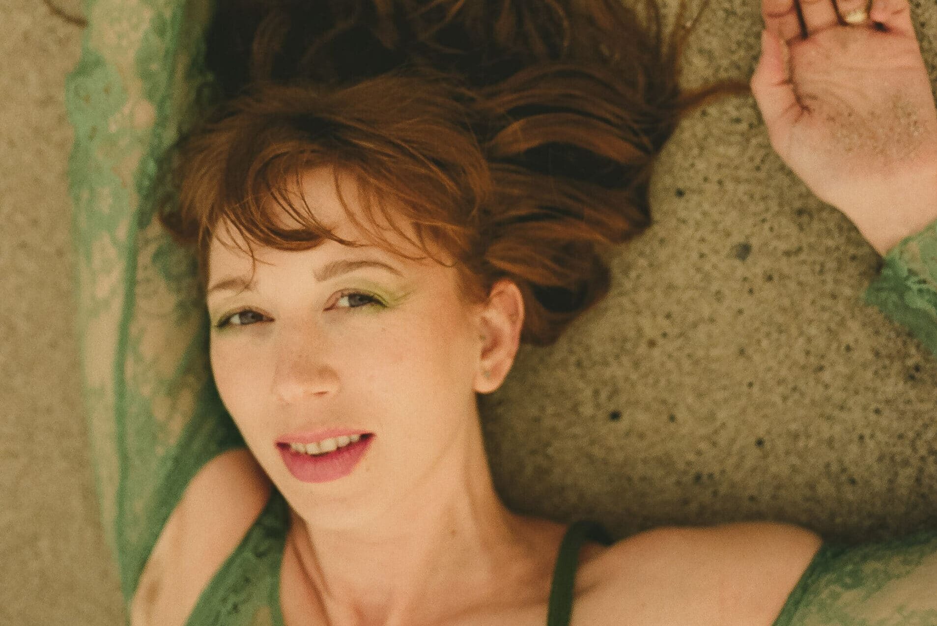 ELLA VOS Drops Awaited New Album ‘SUPERGLUE’ | Mundane