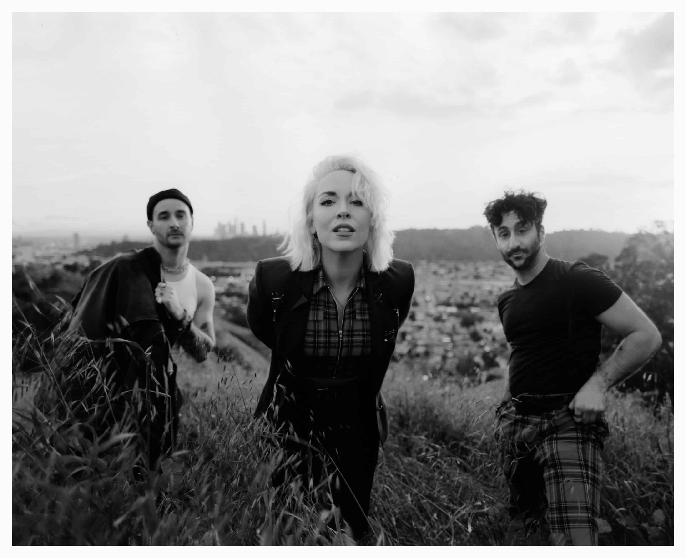 DIGITAL COVER: Nashville Sensation The Foxies Return with new track ...