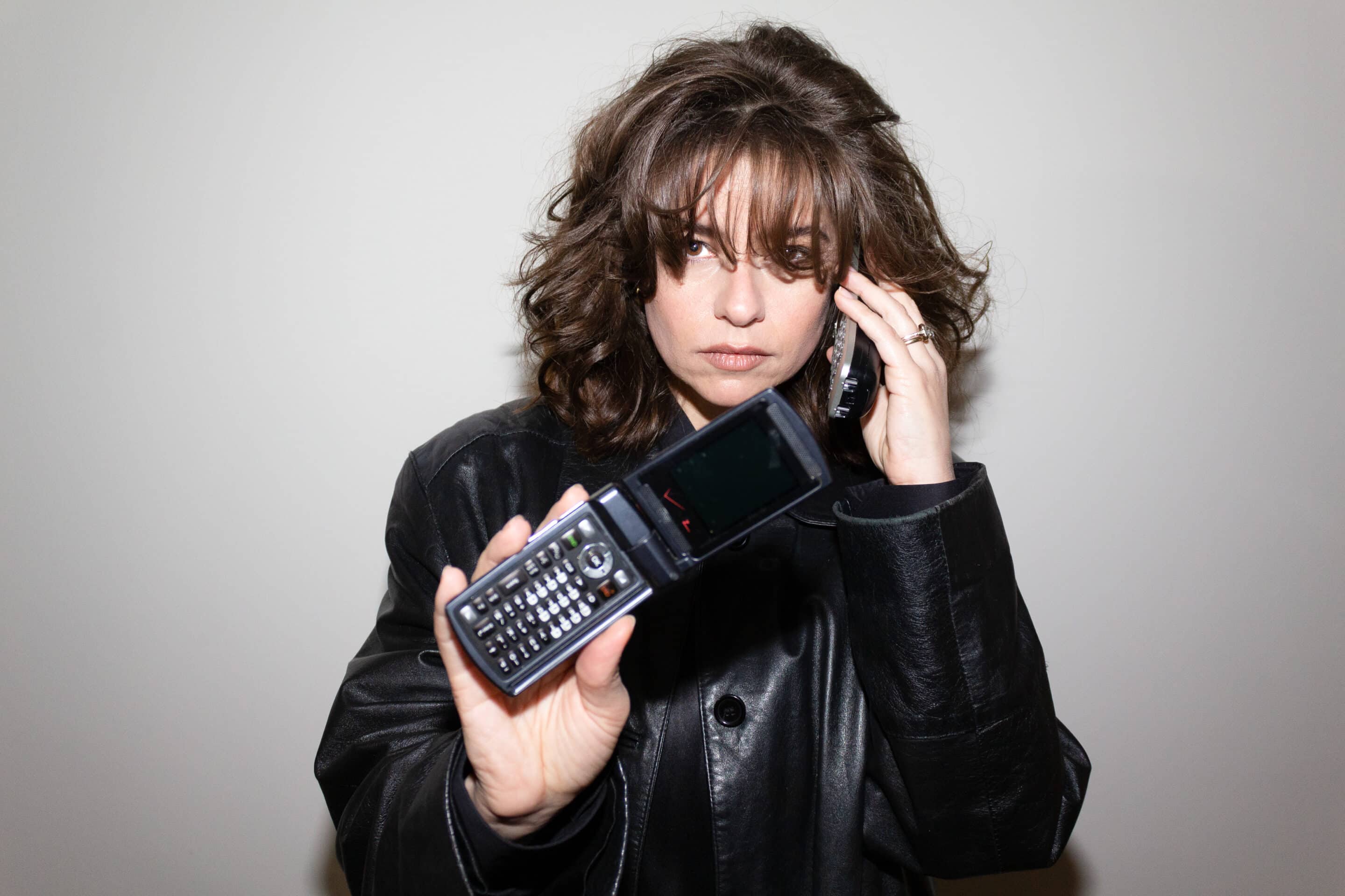 Emma Cole Rides the Waves of Nostalgia with “ANALOG GURL” | Mundane